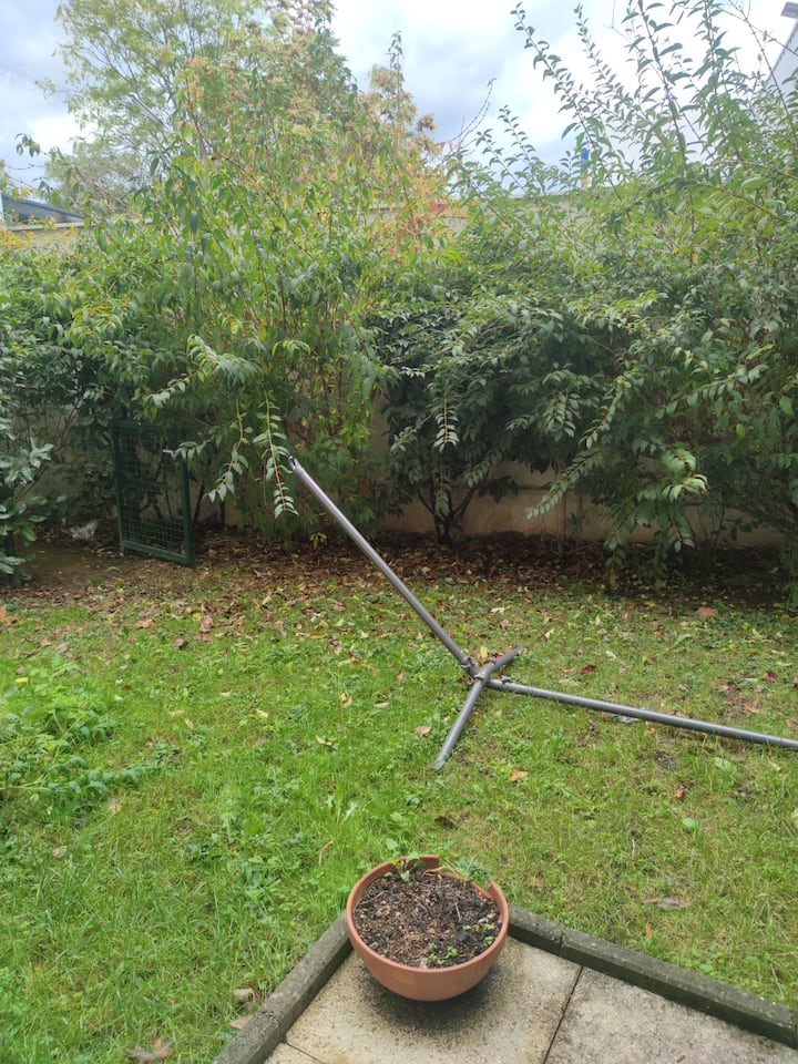 Appartement En Rez De Jardin - Vénissieux