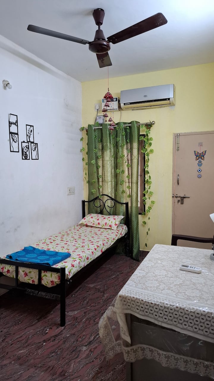 Cozy Ac Room W Work Desk & Balcony - Chennai