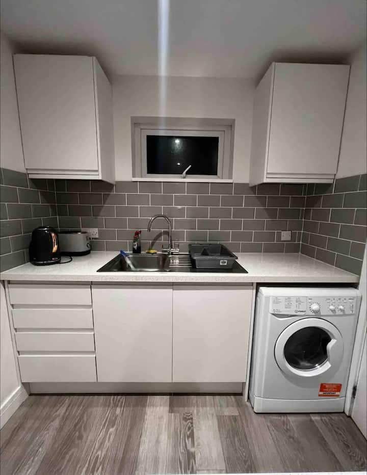 Private Unit In Town Centre - Dorking