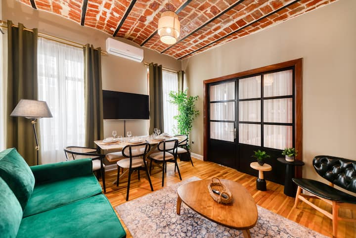 Magnificent, Renovated Historic Apt. -4bd-3 Bath - İstanbul