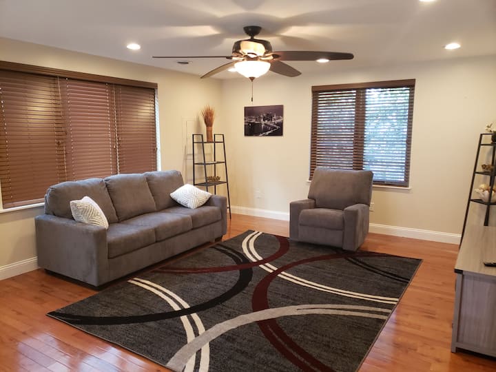 Cozy 2br Apt South Side Slopes - Pirate, West Mifflin