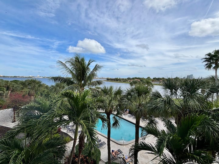 Lake View, Pool, Gym, 10 Mins From West Palm! - West Palm Beach, FL