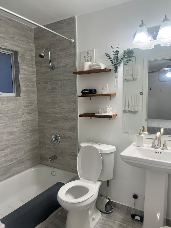 Cozy House B With 2 Bedrooms, 2 Bathrooms, Kitchen - North Miami, FL