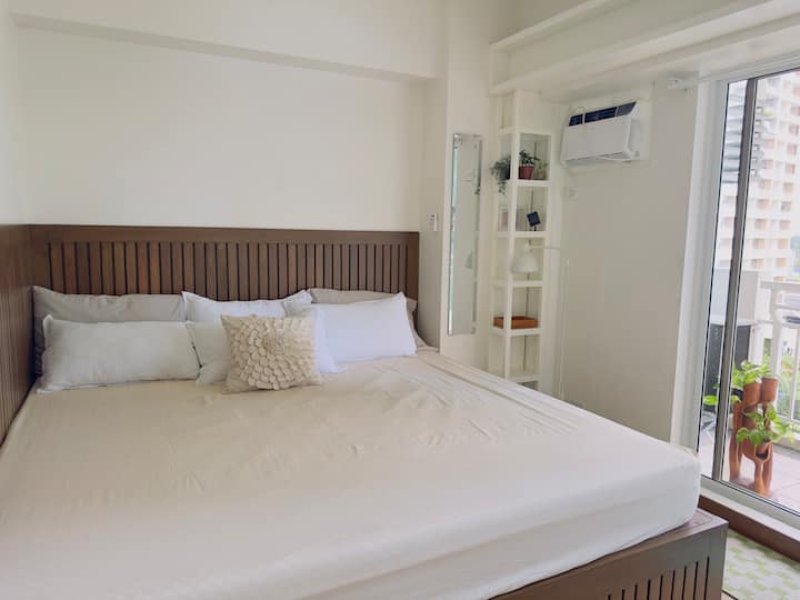 2br W/ Kitchen, Dining, King Bed Near Cubao Ateneo - Quezon City