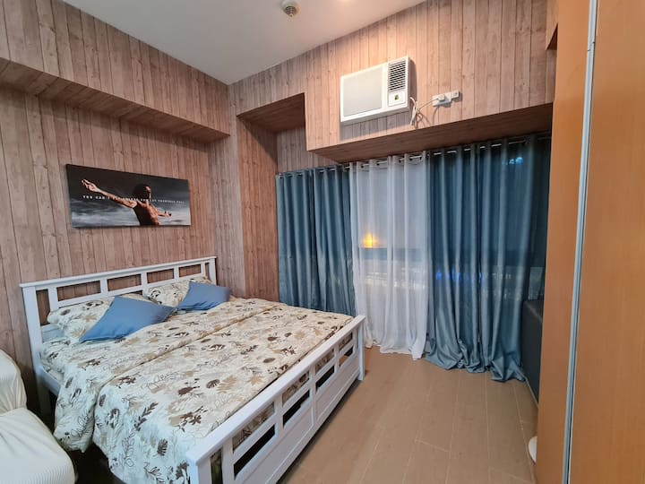 Spacious Condo & Free Pool Access In Eastwood City - Taytay