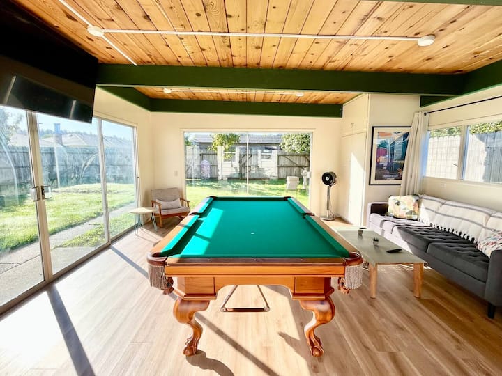 The Henderson | Pool Table+huge Yard | 5-star Gem - Eureka, CA