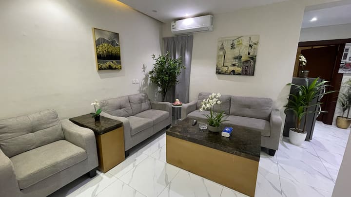 شقة عصرية واسعة بغرفتي نوم موقع مميز وسط المدينة - Riad