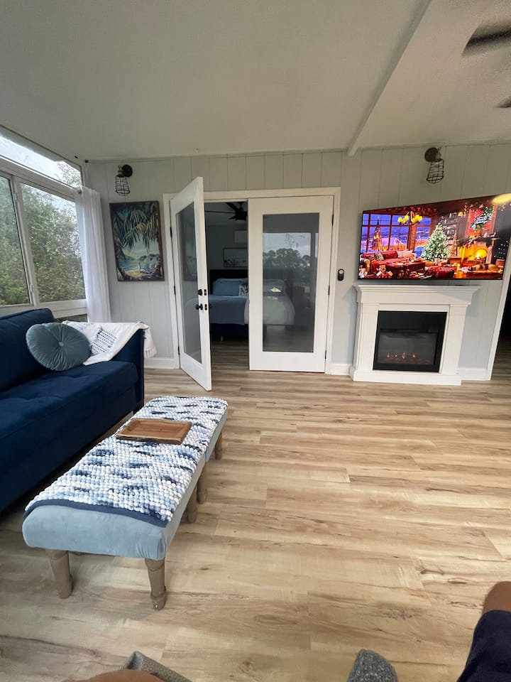 Breathtaking Lakefront Glass Cottage - Keystone, FL