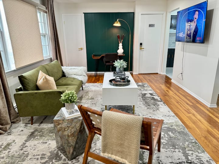 Chicstay King Bed • Pet-friendly • Wi-fi & Parking - Westbury, NY