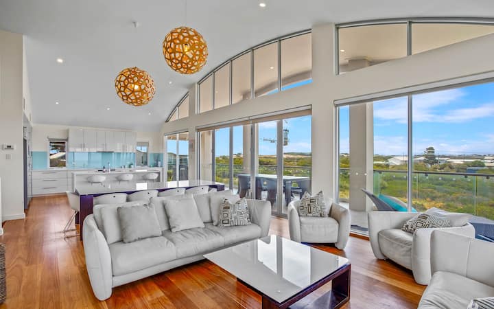 Waikiki | Beachfront Retreat - Middleton
