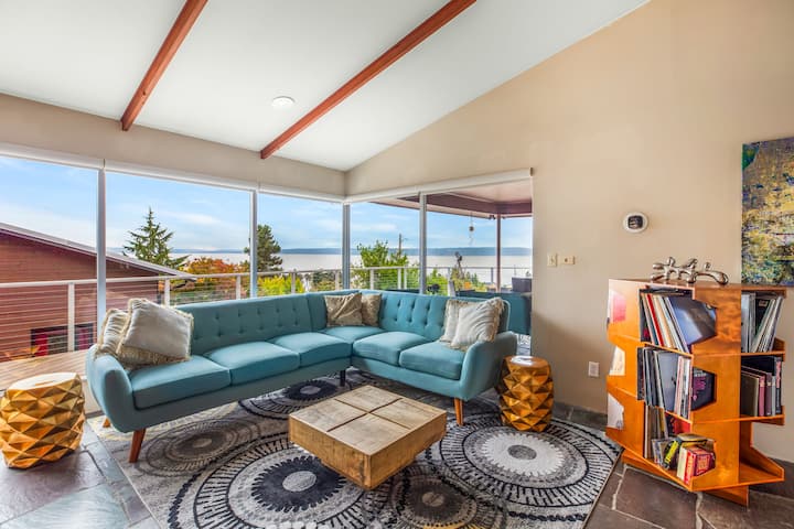 Puget Sound View Home With Hot Tub - Burien, WA