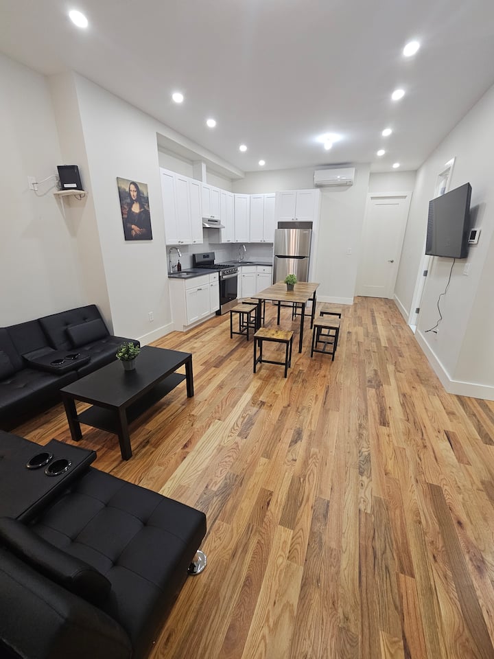 Modern 6 Bedroom 3 Full Bath Steps From Train - New York City