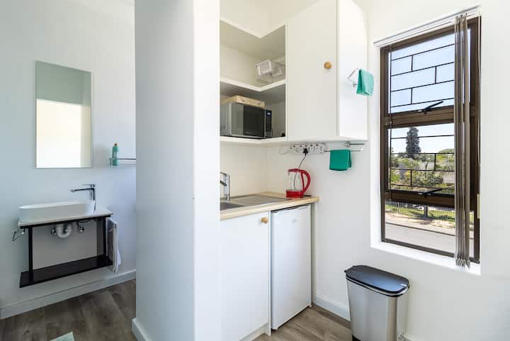 Cozy Exec Studio | Sleek Shower & Kitchenette - Western Cape