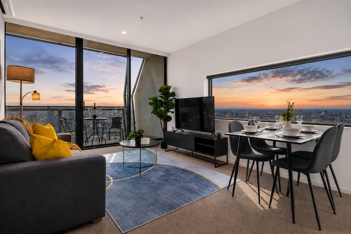 Live Luxe | Breathtaking View - Spacious 2br W/gym - Melbourne