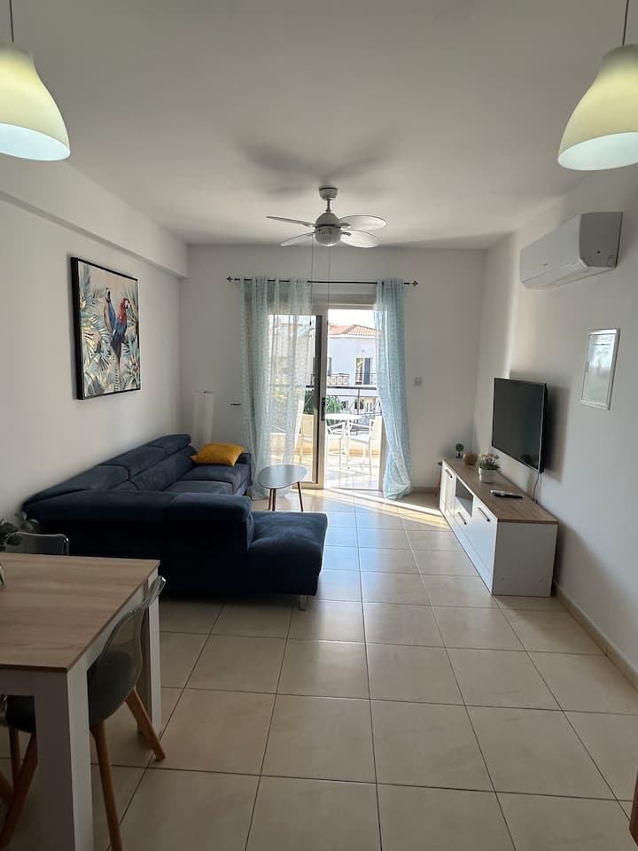 Swimming Pool View Renovated Apartment - Paphos