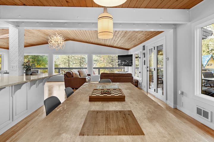 The Luxe Lake Cabin – Lake View, Sauna, & More - Coeur d'Alene, ID