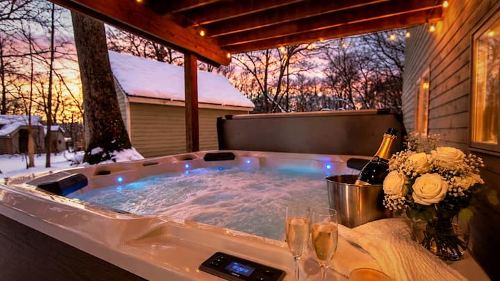 Luxury Galena Retreat | Hot Tub & Game Room - Galena, IL