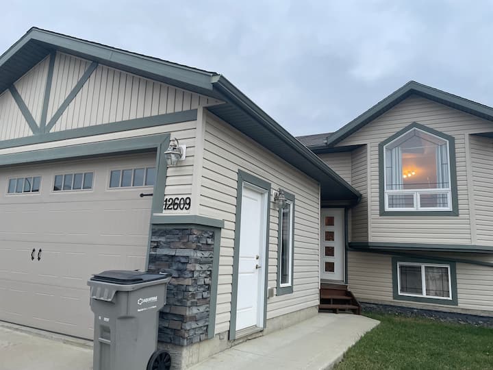 2 Bedroom 2 Bathroom Quiet House - Grande Prairie