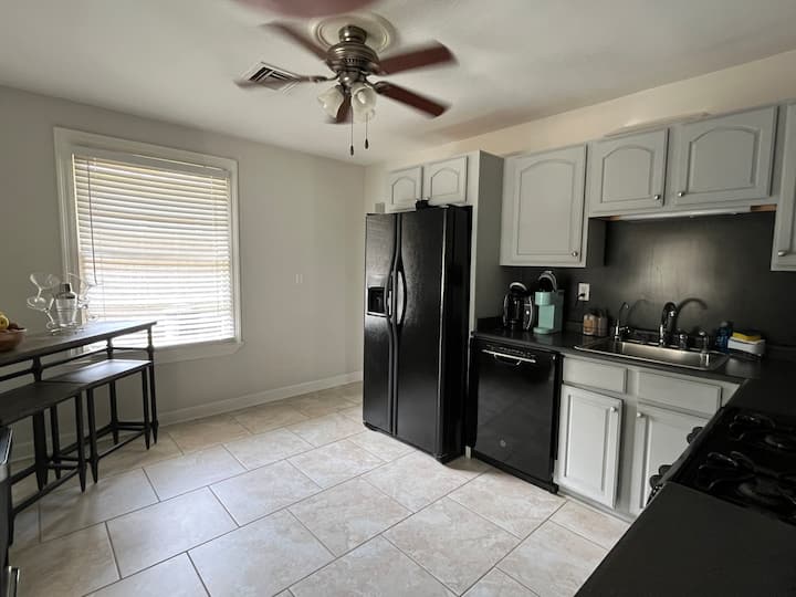 Quiet Neighborhood Cottage - 메타리