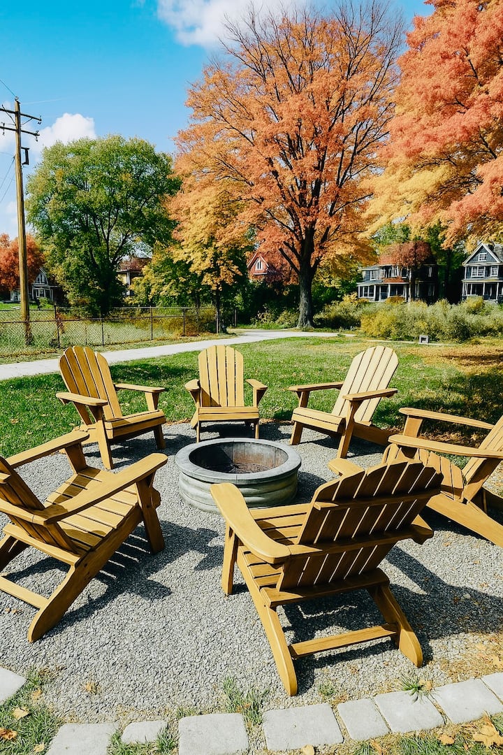 Sleeps 16 | Two Townhomes Near Downtown | Yard - Dearborn, MI