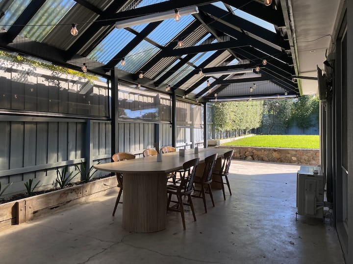 Melbourne Airport Family Home - St Albans