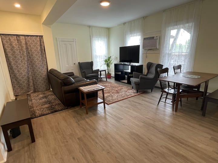 The Château - Spacious & Bright - Vermont