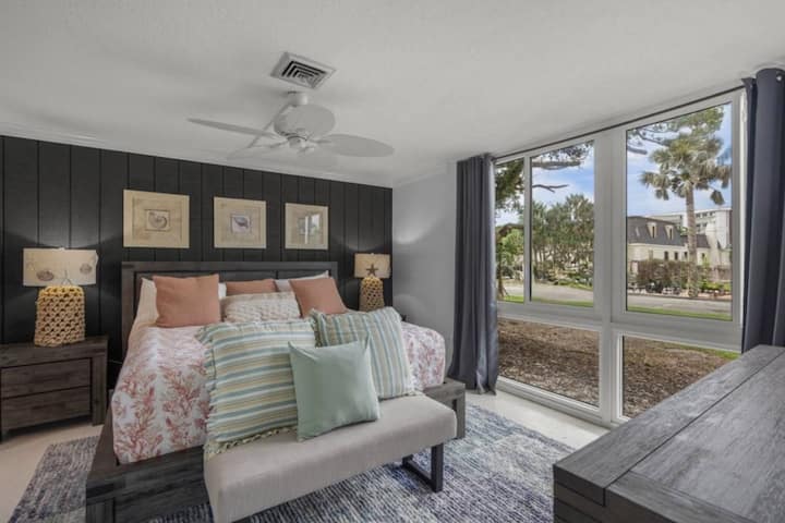 Charming Condo Near Lido Beach & St. Armand's - Sarasota, FL