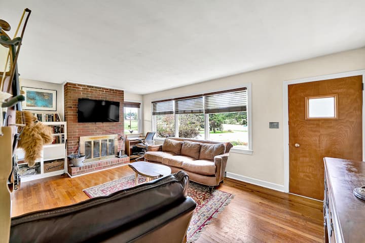 Fenced Yard Pet Friendly Whole Home W/ Fireplace - Bedford, VA