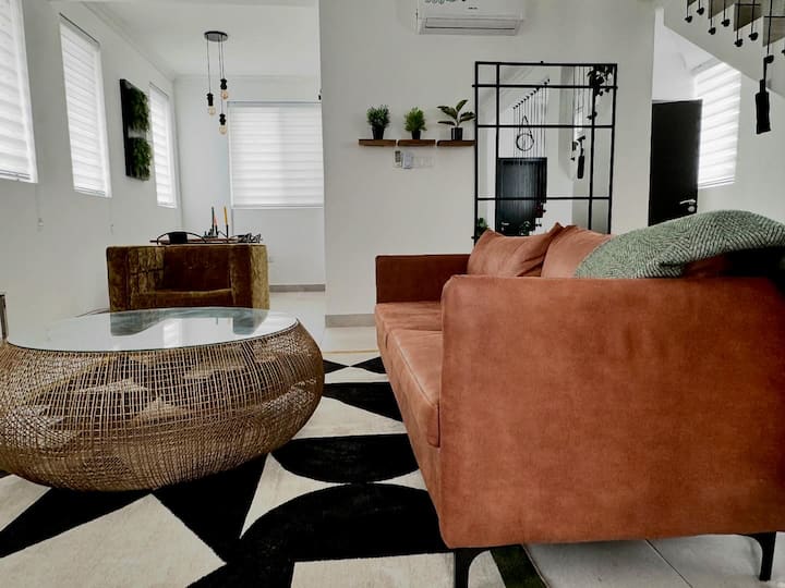 Design Led 3 Bedroom Townhouse Close To Everything - Accra