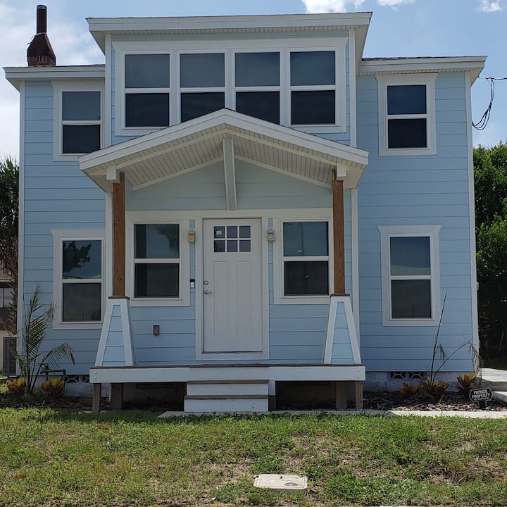 The Seaesta Beach (Whole) House - Daytona Beach, FL