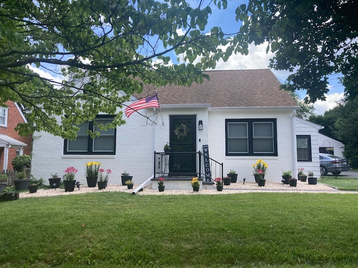 Welcome To My Updated Cape Cod Near Downtown - Hampstead, MD