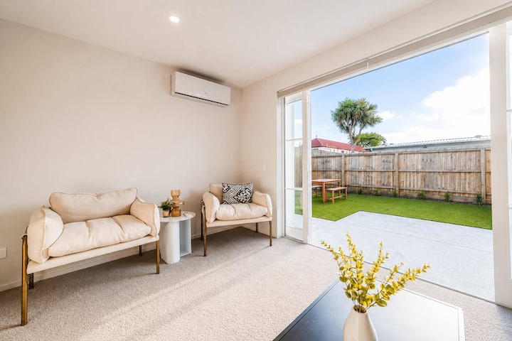 Garden View 2br Near Cbd | Yard, Parking + Laundry - リッテルトン