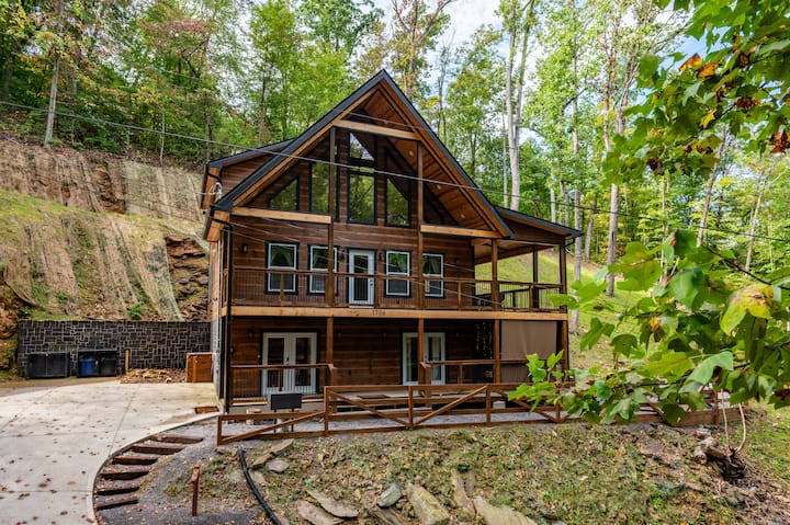 Ultimate Smoky Getaway: Hot Tub, Fun & Fresh Air - Great Smoky Mountains National Park
