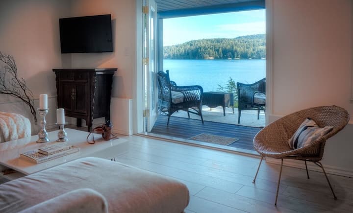 Bright 3 Bedroom 2 Bathroom Suite Oceanfront - Sooke