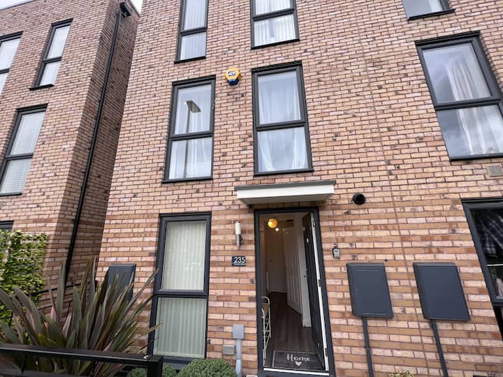 Luxury 10 Bed Palace W/ Parking. - Birmingham