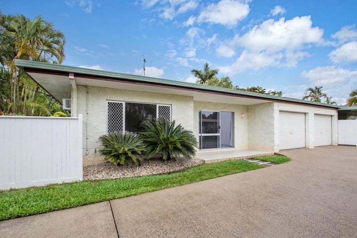 Large Duplex Unit In Whitfield. Long Stays Welcome - Australia