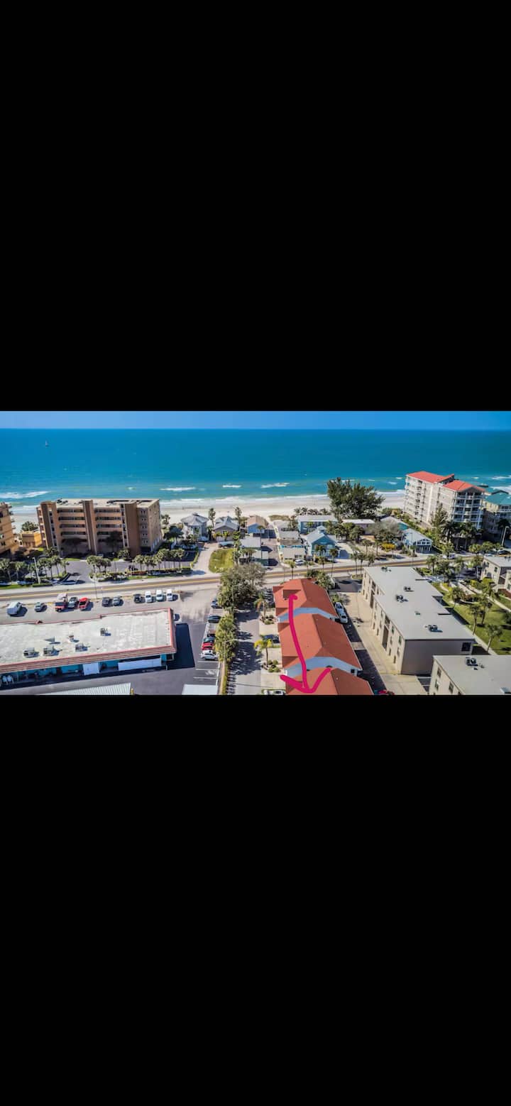 Beach Townhouse, Heated Pool, Free Parking - Indian Shores, FL