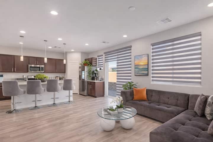 Elegant 3br/3ba Gated Retreat, Easy Freeway Access - North Las Vegas, NV