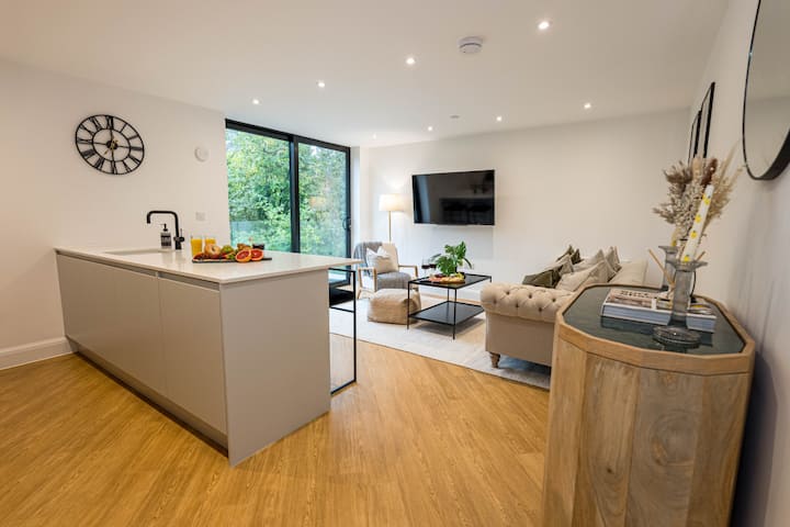 Close To Ashley Cross With Balcony - Poole