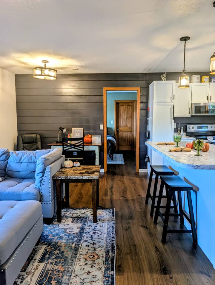 Freshly Renovated | 1br Near Dollywood & Trails - Soaky Mountain Waterpark, Sevierville