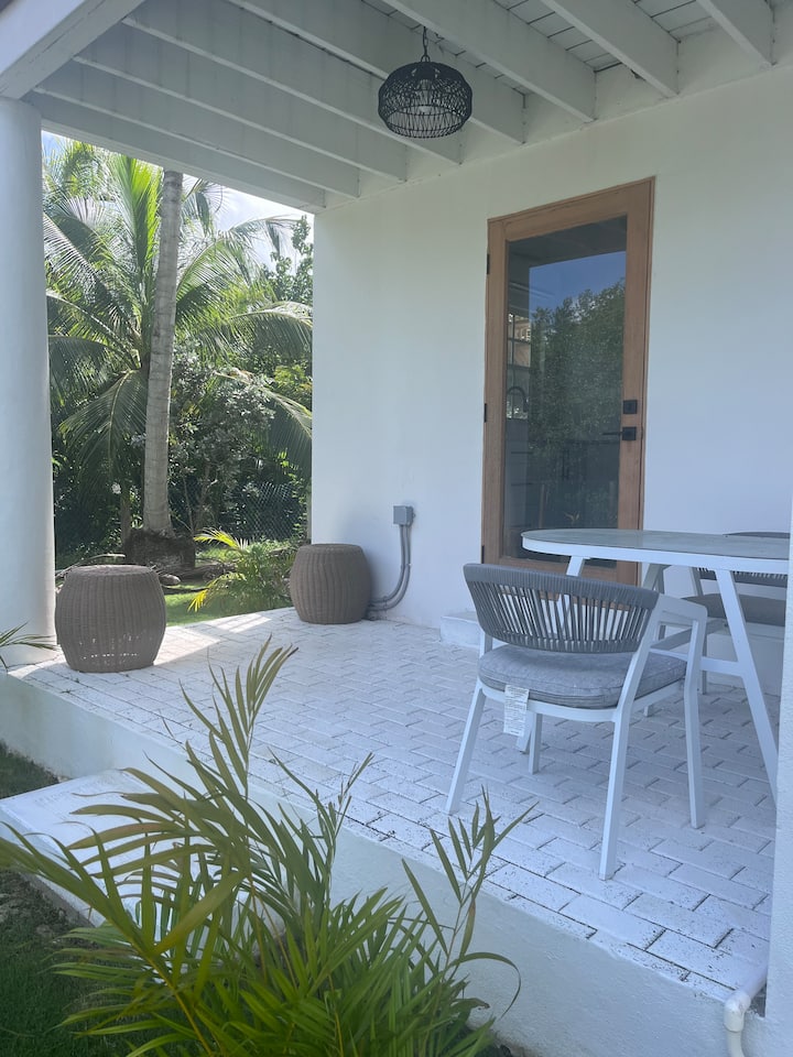 Hidden Hideaway -7mile - King Bed - Pool - - Cayman Islands