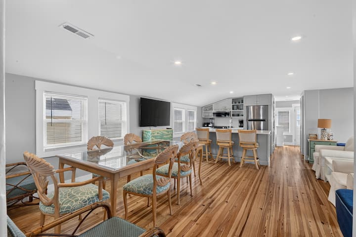 Top Floor Beach Escape | 2br, Sleeps 8 - Ocean City, NJ