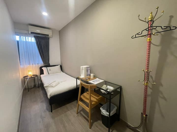 Clean & Comfy Economy Room, Mrt Hawpar (107-a) - Singapore
