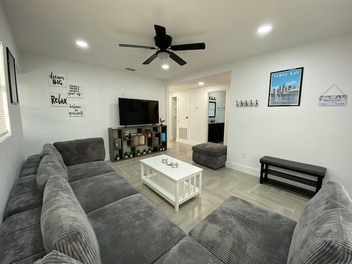 Tranquility Retreat - Hot Tub - Family Friendly - Tampa, FL