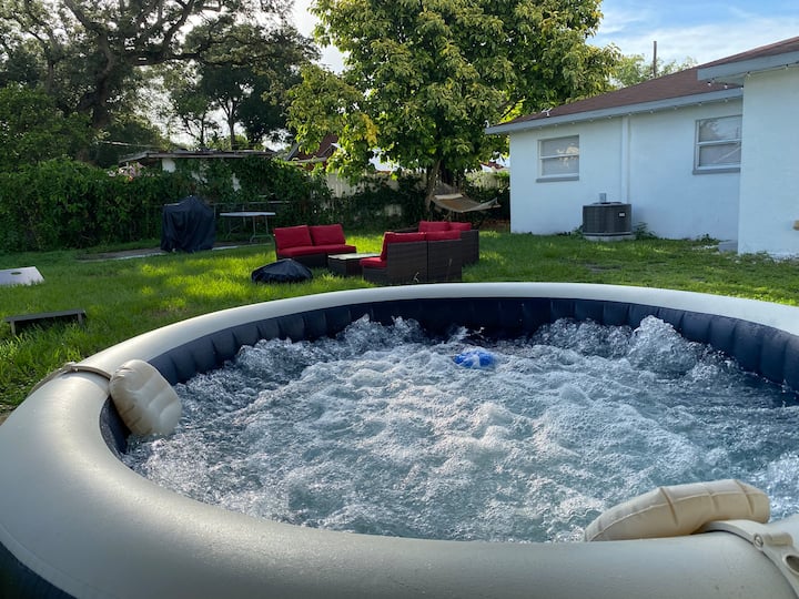 Tranquility Retreat - Hot Tub - Family Friendly - Tampa, FL