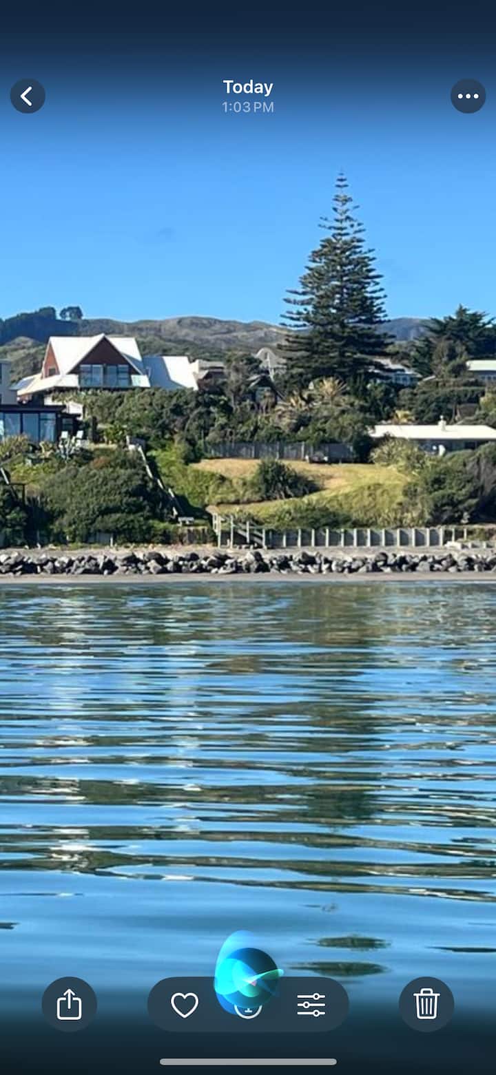 Absolute Beach Front Luxury Holiday Home - Paraparaumu