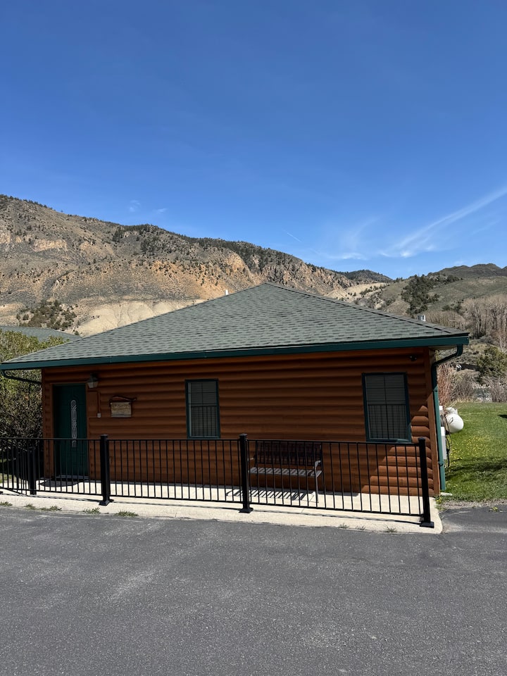 Yellowstone Riverfront Retreat - Gardiner, MT