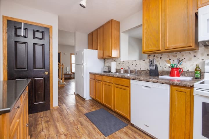 Downtown Charm Retreat (North Unit) - Des Moines, IA