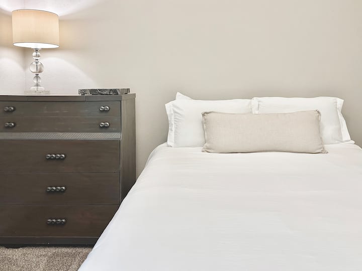 1-br Retreat, Near Downtown, Shared Common Areas - Dallas, TX