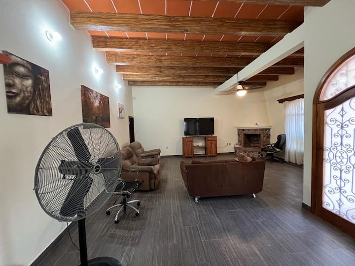 Casa Blanca Espaciosa En Fraccionamiento Privado - Álamos